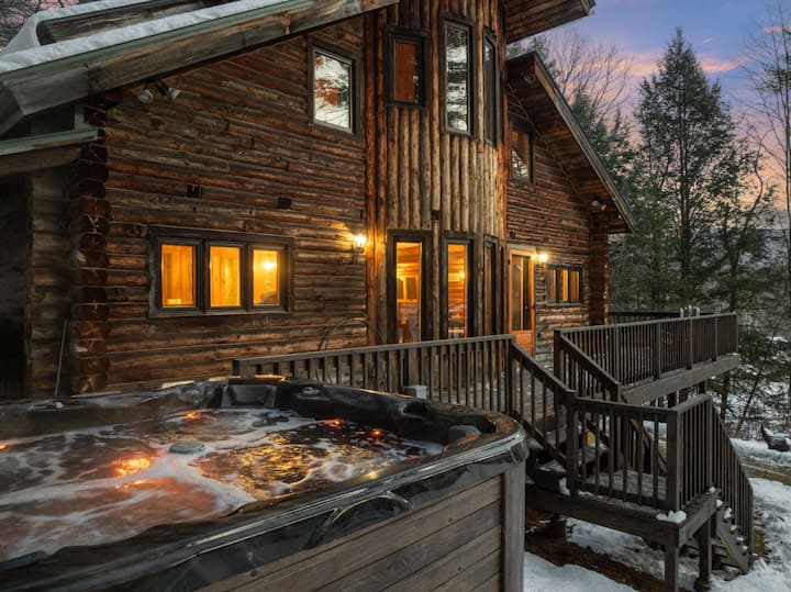 Stratton Log Lodge: Hot Tub + Privacy | Sleeps 13 - Grafton, VT