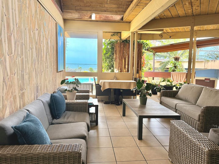 Oceanfront Hotel | Standard 1 King Bed Room - Hilo, HI