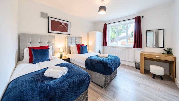 Large Home, Groups & Contractors | 3x Free Parking - Farnham