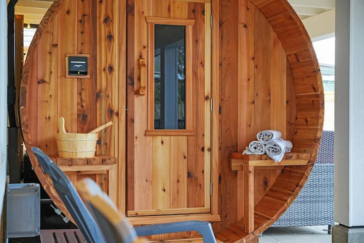 Private Cedar Sauna Retreat | King Bed - Deep Cove - Canada