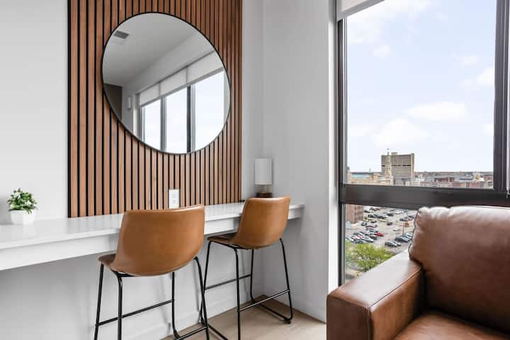 Luxury Downtown High-rise Condo • Pool/gym/parking - University Heights – Indianapolis
