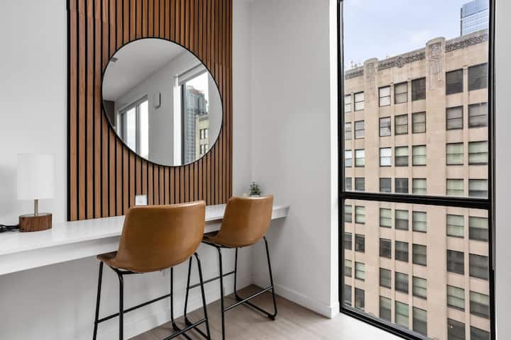 Premium Downtown High-rise Condo: Pool/parking/gym - Mars Hill, IN