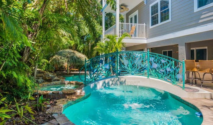 Tropical Oasis ~ Rooftop Views/games/walk To Beach - Anna María, FL