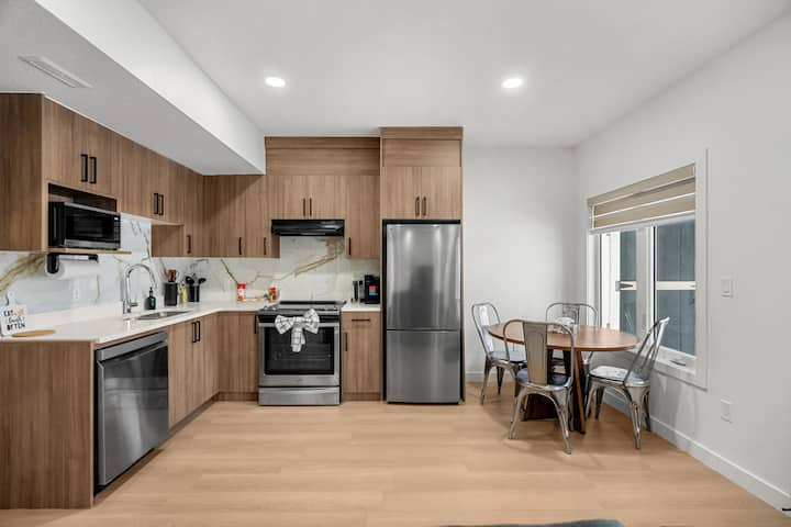 Waterfront 1br • Private & Modern • Queen Bed - Airdrie