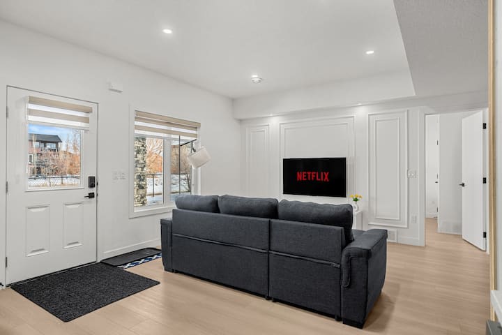 Waterfront 1br • Private & Modern • Queen Bed - Airdrie
