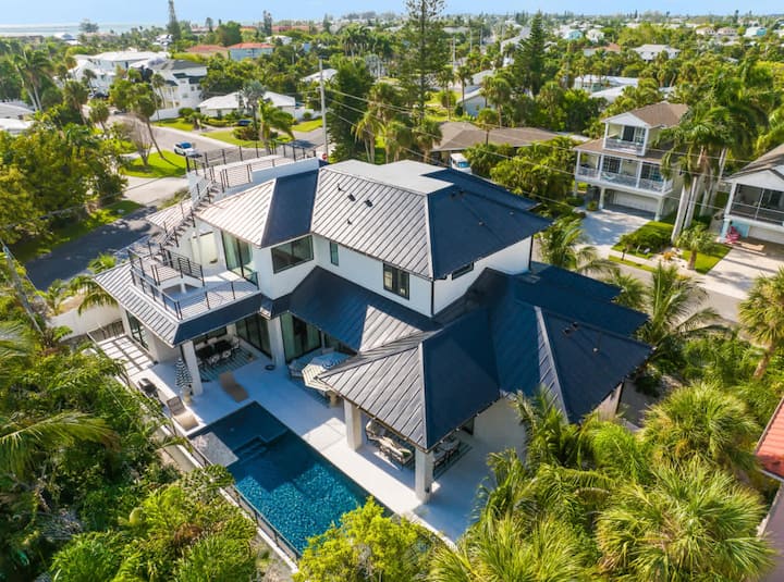 The Palace ~ Walk To Beach/rooftop Views - Holmes Beach, FL