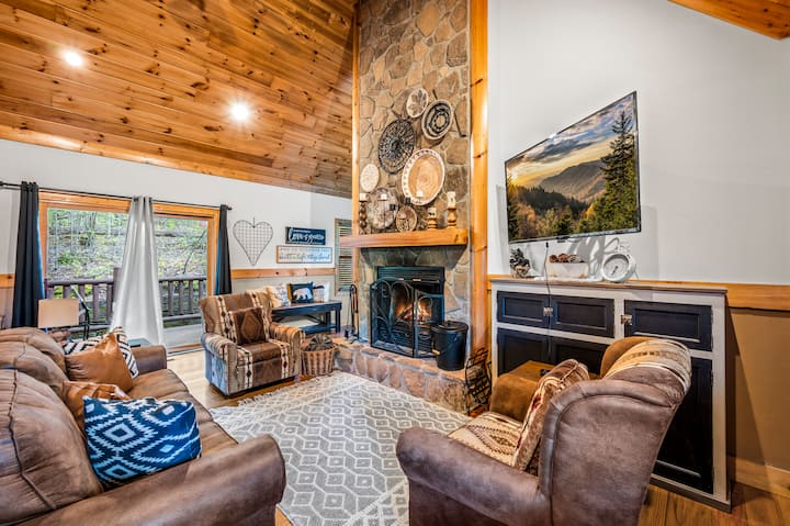 Cozy 2bd Retreat! Hot Tub! Nestled In The Woods - Townsend, TN