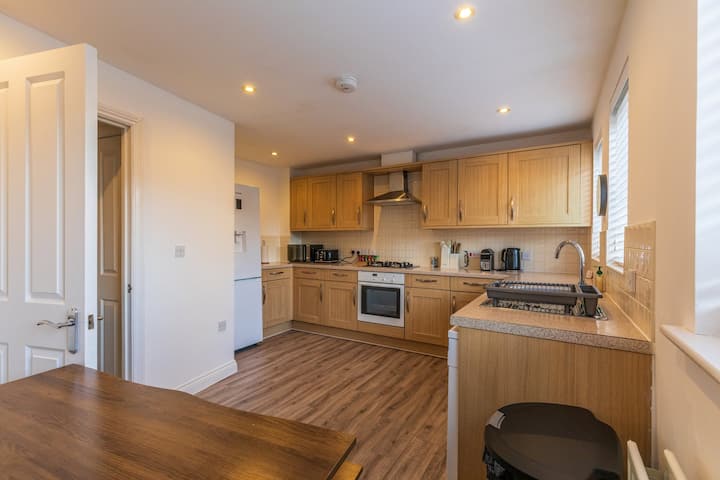 4br Townhouse Near Centre With Garden & Garage - Southampton