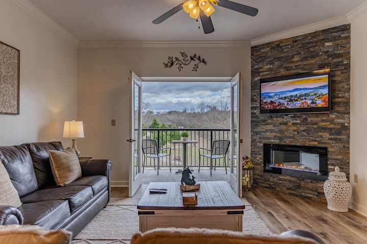 *Cozy Vista Condo! Pool + Park! In Town!* - Pigeon Forge, TN