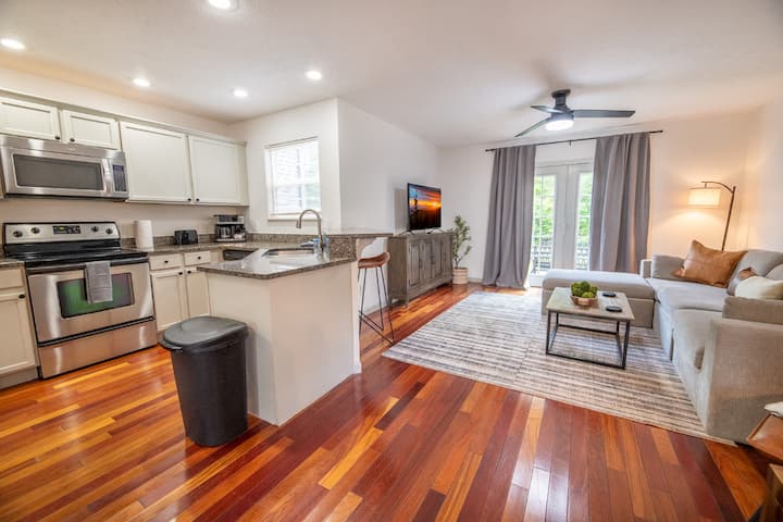 *Elegant 4bd Duplex W/ Hot Tub! Wifi + Near Town* - Sevierville