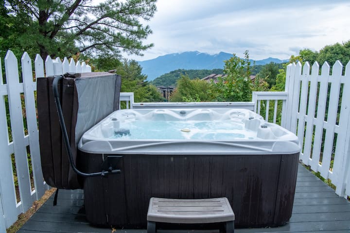 Stunning 2bd Cabin W/ Hot Tub! Pool Access + Sauna - Gatlinburg, TN