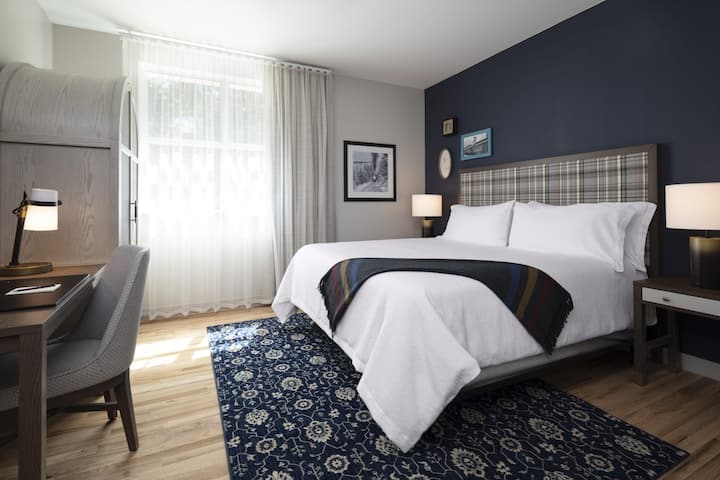 Historic View King, Hotel Maxwell, Historic Charm - Glenwood Springs, CO