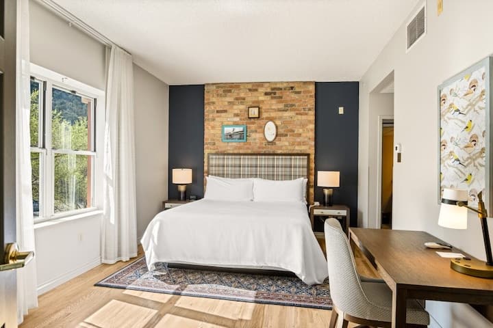 Modern Hotel Near Attractions & City Center - Glenwood Springs, CO