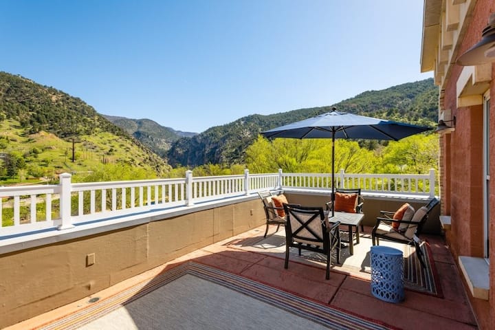 Modern Boutique Escape Downtown | Pets Allowed - Glenwood Springs, CO