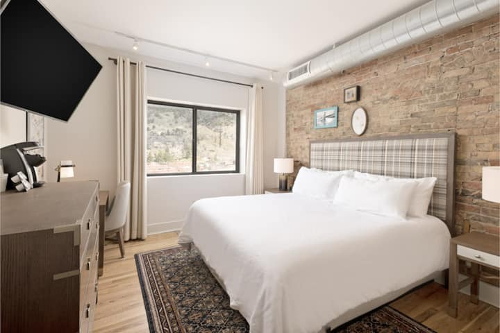 Contemporary City Stay | River Views & Coffee Shop - Glenwood Springs, CO