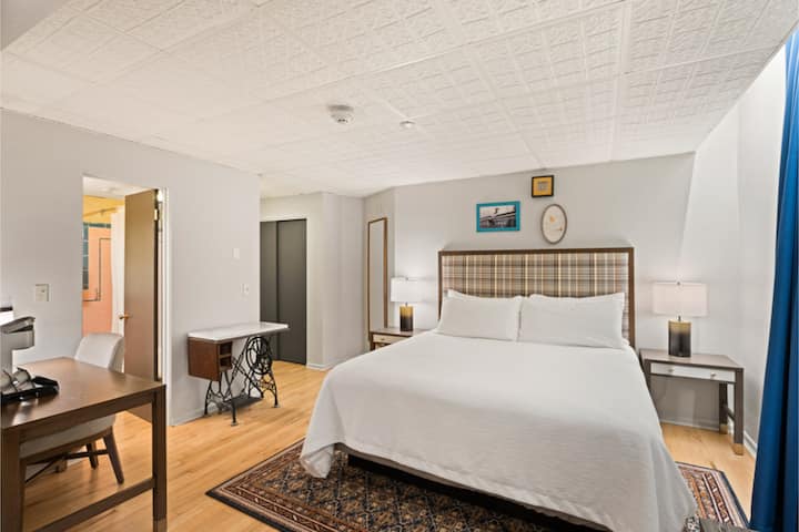 Modern Urban Getaway In Glenwood | Pets Allowed - Glenwood Springs, CO