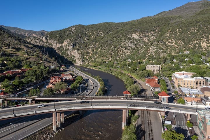 Mountain Retreat | 2 Units, Parking, Pets Allowed - Glenwood Springs, CO