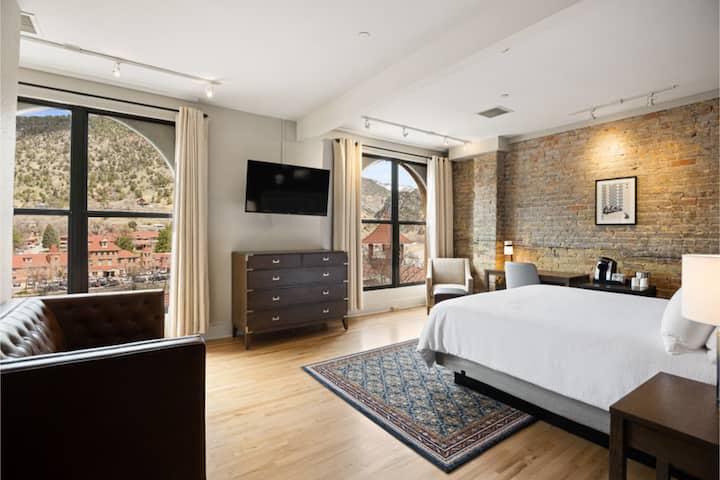 2 Serene City Stay W/ Pool Near Shopping & Dining - Glenwood Springs, CO