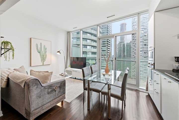 Sleek High-rise Near Union Station With Balcony - Toronto