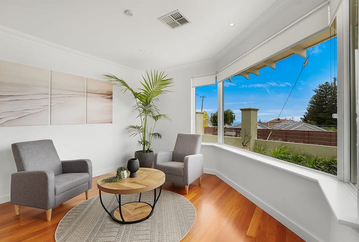 Luxe Family Home: Walk To Beach - Perth