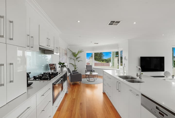 Luxe Family Home: Walk To Beach - Perth
