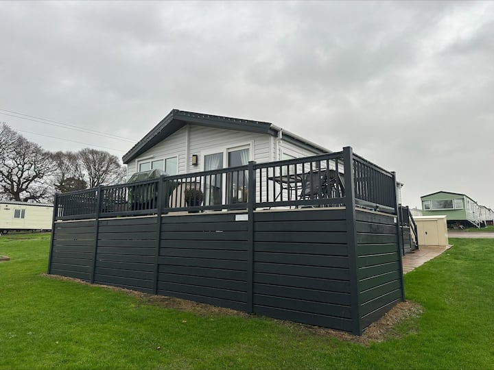 Lovely Lodge At Valley Farm Park Ref 46297bv - Clacton-on-Sea