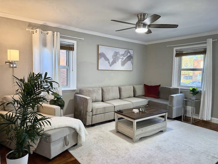 Modern 3-level Home: Pool Table + Free Parking - National Harbor, MD