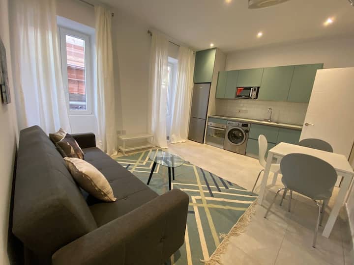 Stylish One-bedroom Apartment In Prime Central Loc - Gibraltar