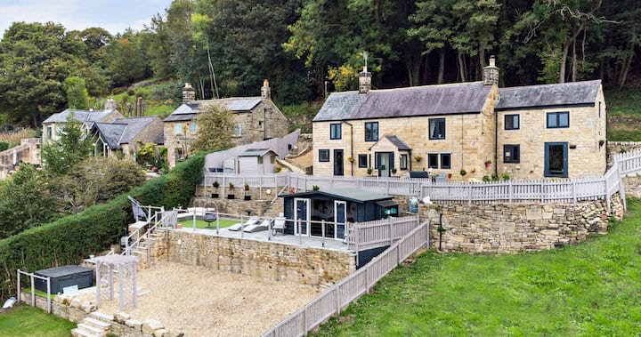 Snowdrop Cottage - Sleeps 8 - Hot Tub - 5 Dogs - Matlock