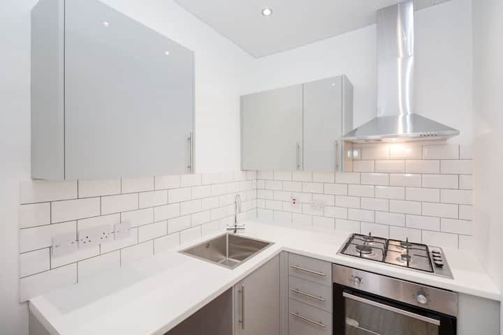 Free Parking | Sleeps 5 |2 Bedroom |Great Location - Blantyre