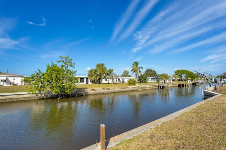 1 Mile To Beach, Lanai! Waterfront Gulf Canal Gem - Port Charlotte, FL