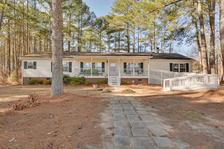 9 Mi To Ecu: Pet-friendly Greenville Home W/ Deck - Bethel, NC