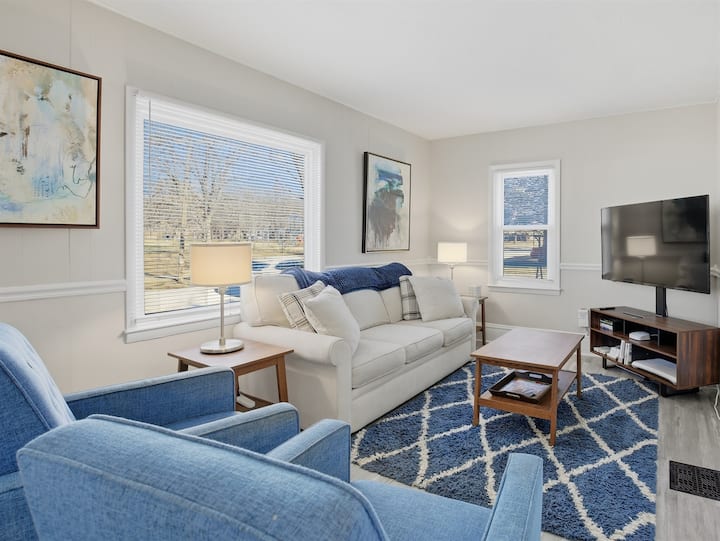 Spacious 2+bdrm, Park, Dog Friendly! - Bloomington