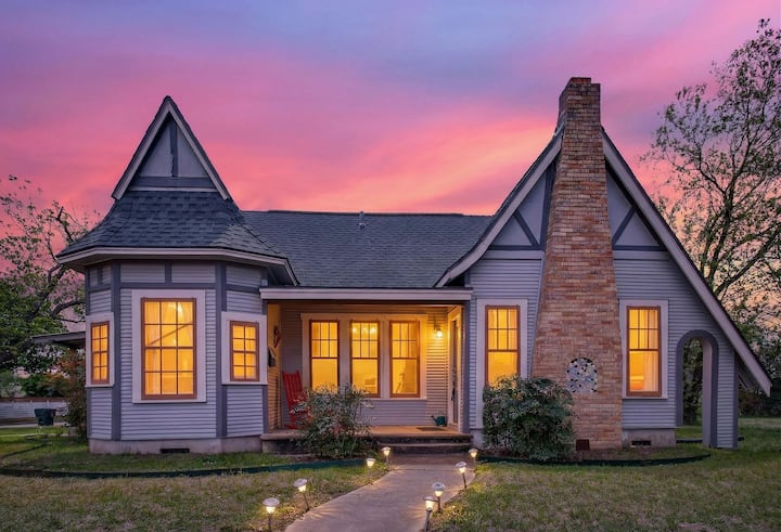 Stunning Pet-friendly Home + 3 Min From Downtown! - ZDT's Amusement Park, Seguin