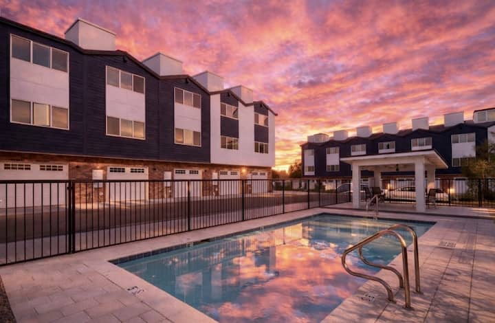 Rare Dual Townhome Retreat, 6br Near Oldtown, Pool - Phoenix