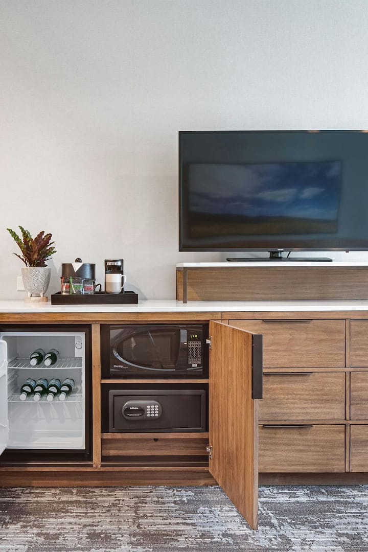 Complimentary Cooked-to-order Hot Breakfast - Carlsbad, CA