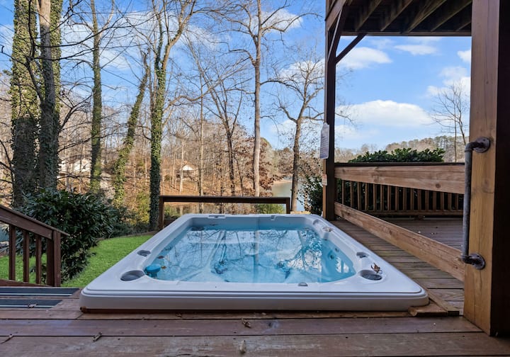 Pet-friendly Lakeside Lodge With Hot Tub - Denver, NC