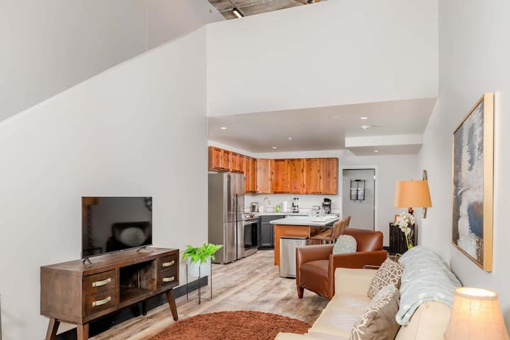 Charming Appleton Condo Downtown, Modern Loft - Appleton, WI