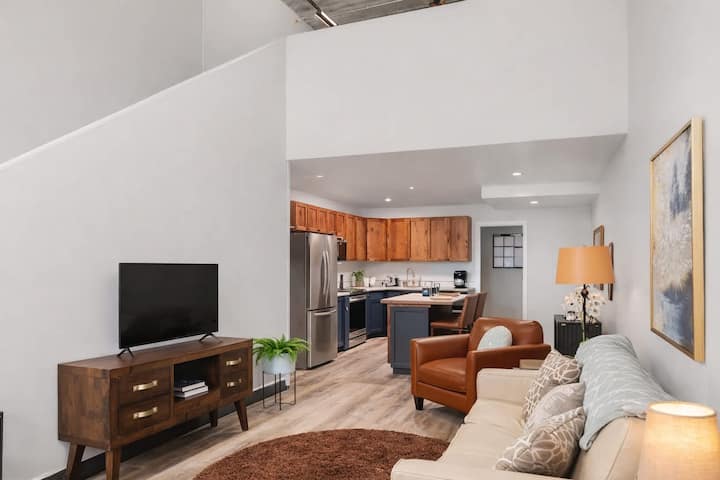 Downtown Modern Appleton Loft With Free Parking - Appleton, WI