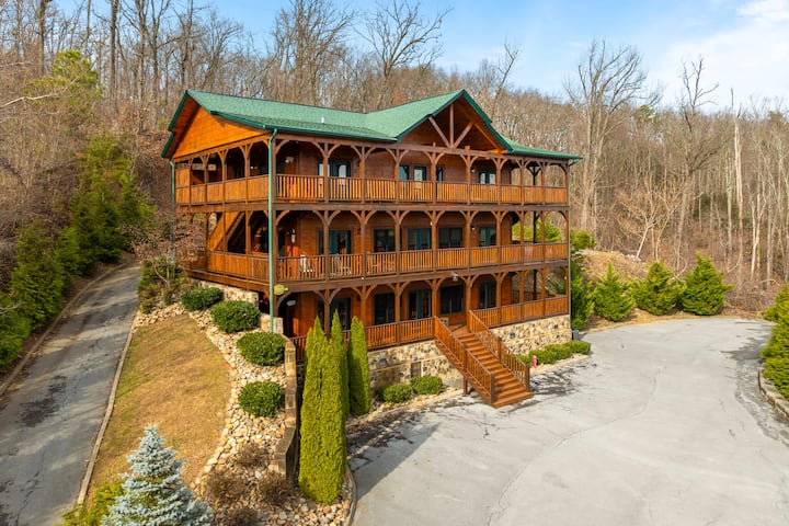 Epic 9br Mansion Sleeps 26 Hottub & Game Room - Gatlinburg