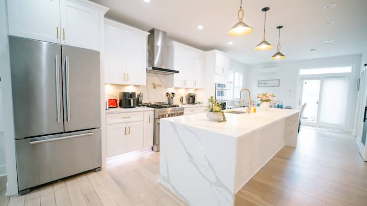 Modern 5br Near Metro | Rooftop + Bbq | Sleeps 17 - Washington, DC