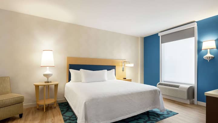 King Retreat With Energetic Vibes And Modern Flair - New York City