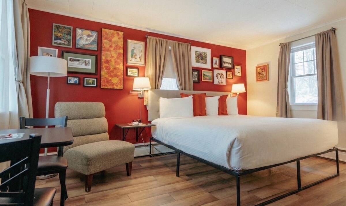 Sleep Woodstock - Dog Friendly King Suite - Hotels for Rent in ...