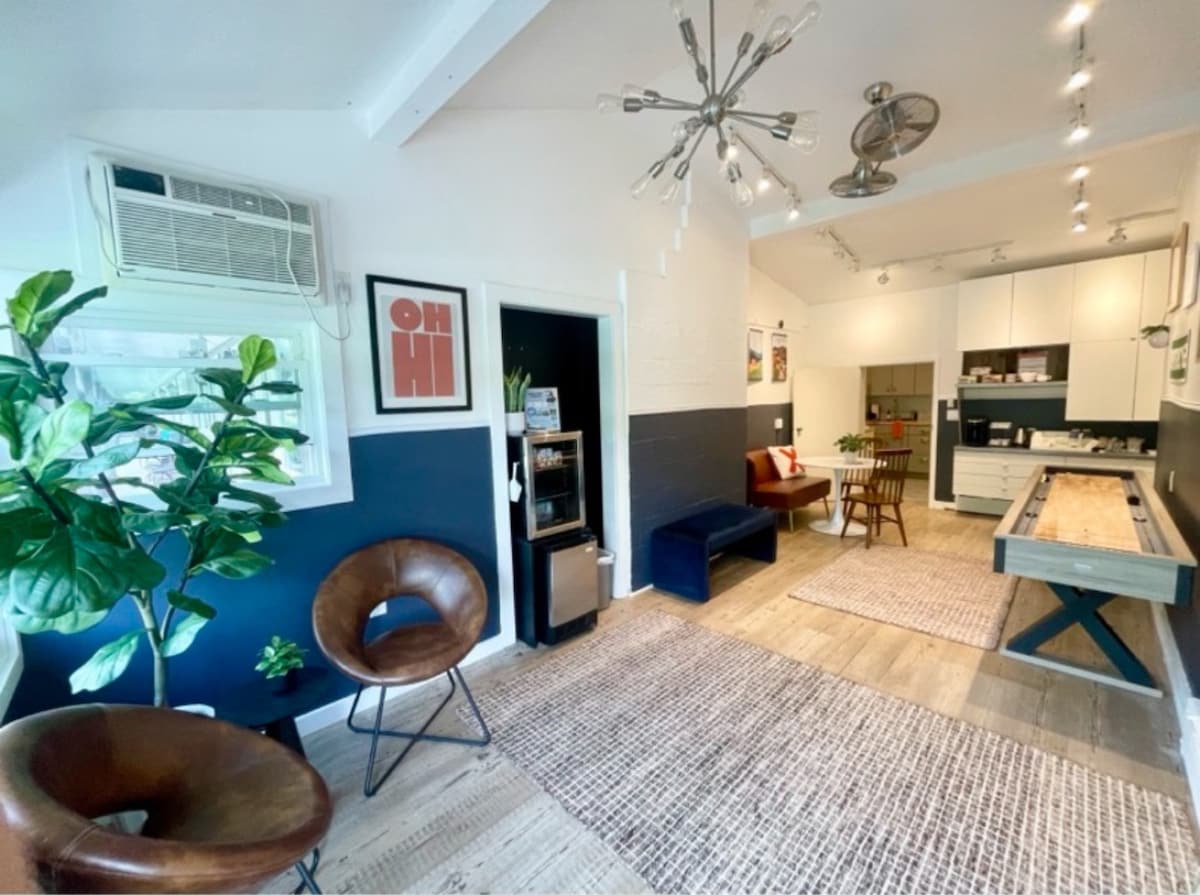 Sleep Woodstock - Dog Friendly King Suite - Hotels for Rent in ...