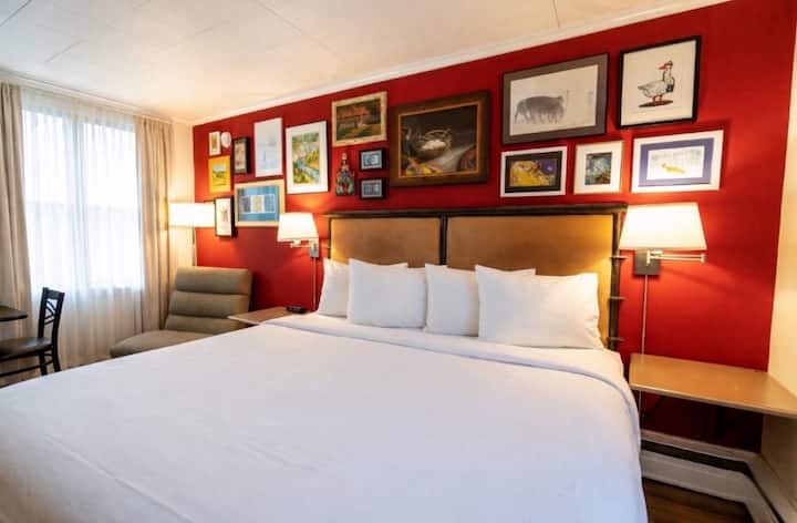 Sleep Woodstock - Dog Friendly King Suite - Woodstock, VT