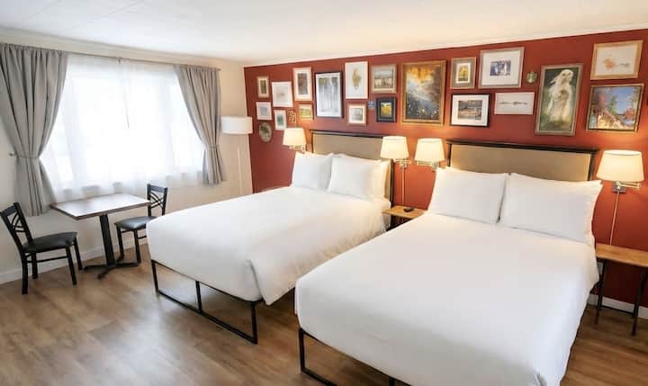 Sleep Woodstock Motel - 2 Doubles : Room #11 - Woodstock, VT