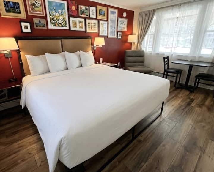 Sleep Woodstock - Dog Friendly King Suite - Woodstock, VT