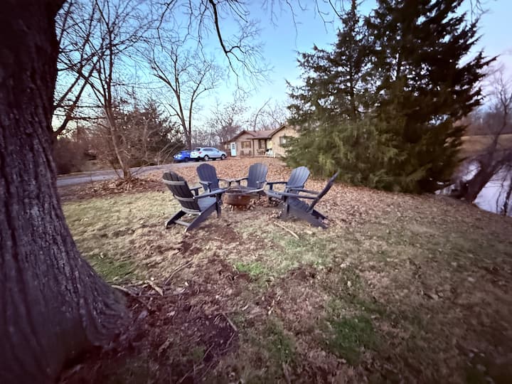 Peaceful Pondside 1br | Near I‑64, Dining & More - Maryville, IL