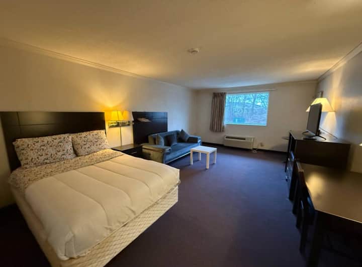 Master Suite W/ Bath And Parking - Phoenixville, PA