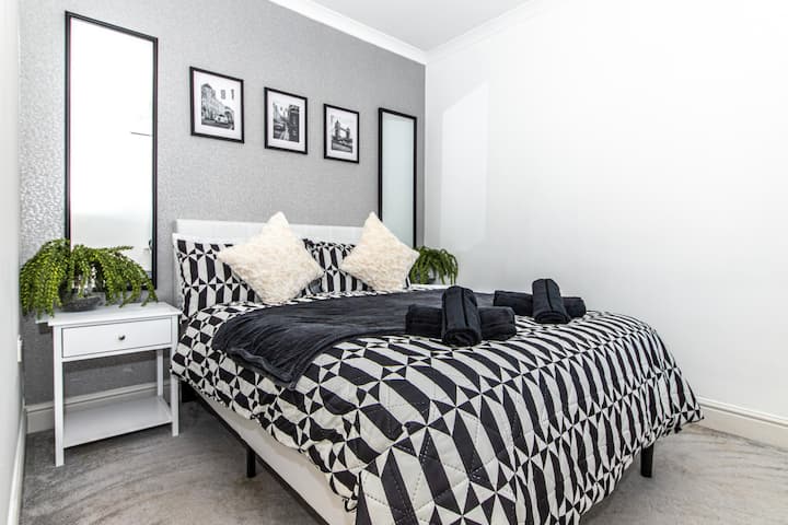 Newly Renovated Modern 3br Home Near River Thames - Staines